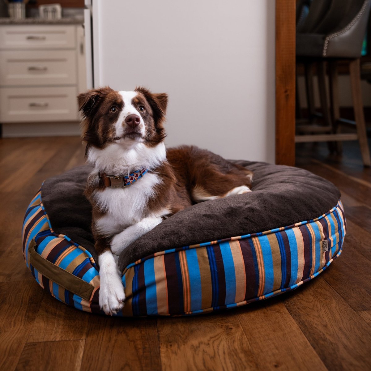Round Pet Bed with Washable Faux Fur and Stripe Cover